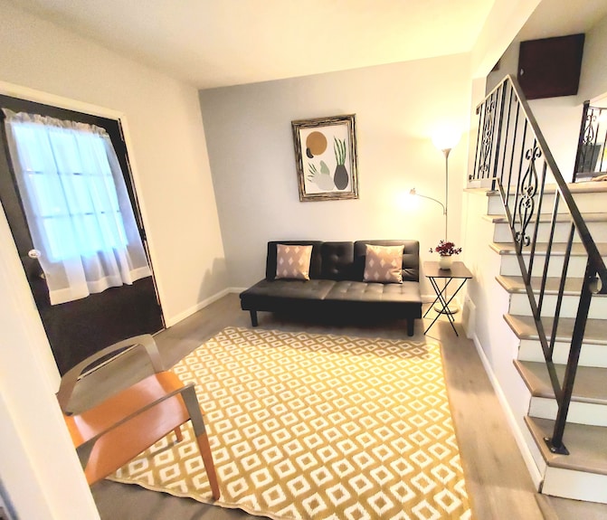 Updated, Spacious, Fully Fenced Yard - 보스턴