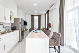 Apartamento de Luxo | Cozinha privada | Um frigorífico, um micro-ondas, um forno, uma cafeteira/bule 