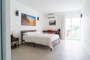 Cofre no quarto, com decoração personalizada, secretária 