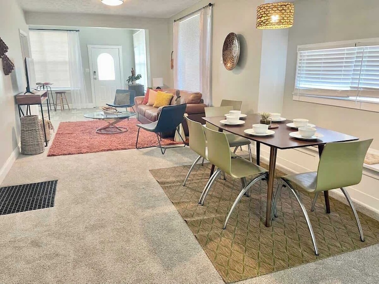 Charming Retreat | Walkable Private Fenced Yard - Garfield Park Indianapolis