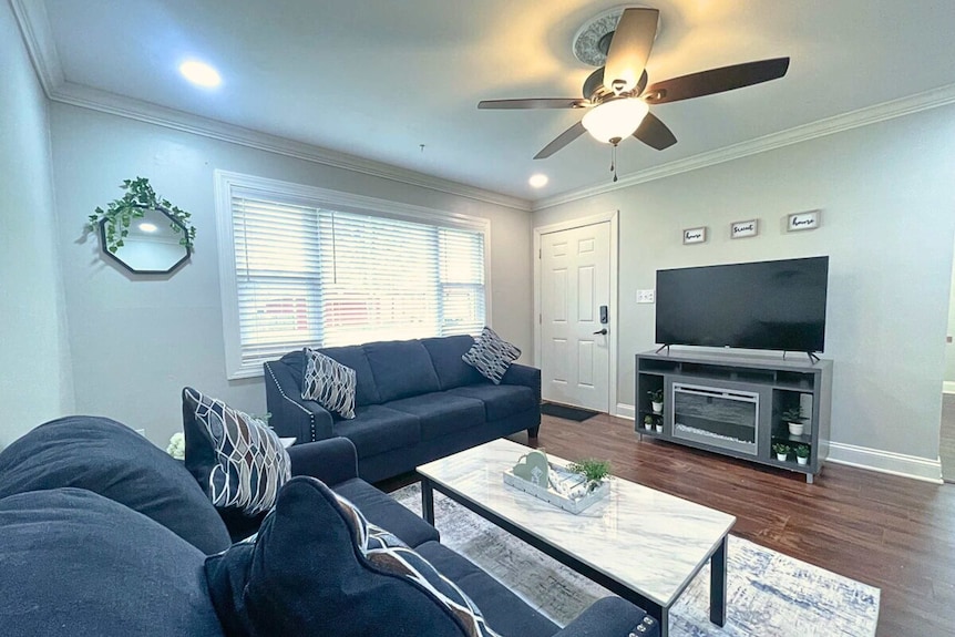 Chic Modern 2br Retreat W/ Yard, Laundry & Smarttv - Indianapolis