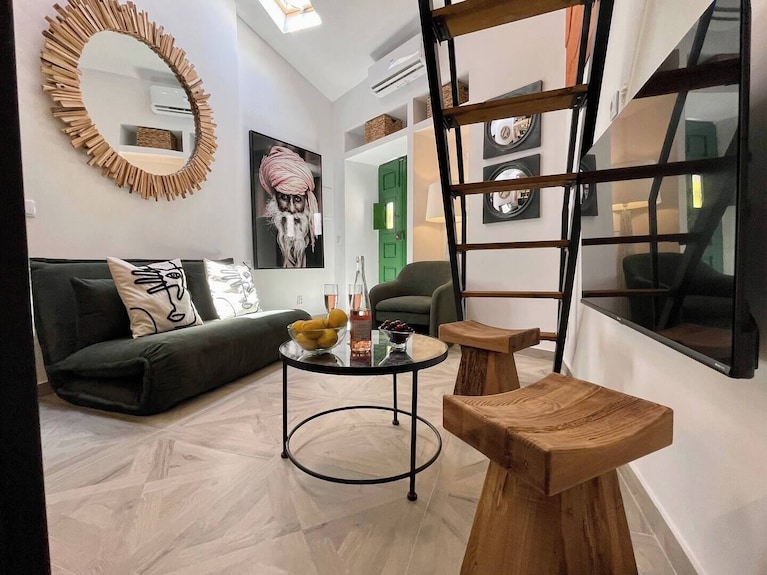 This Tiny House Is A 1 Bedroom(s), 1 Bathrooms, Located In Portimão, Faro. - Silves