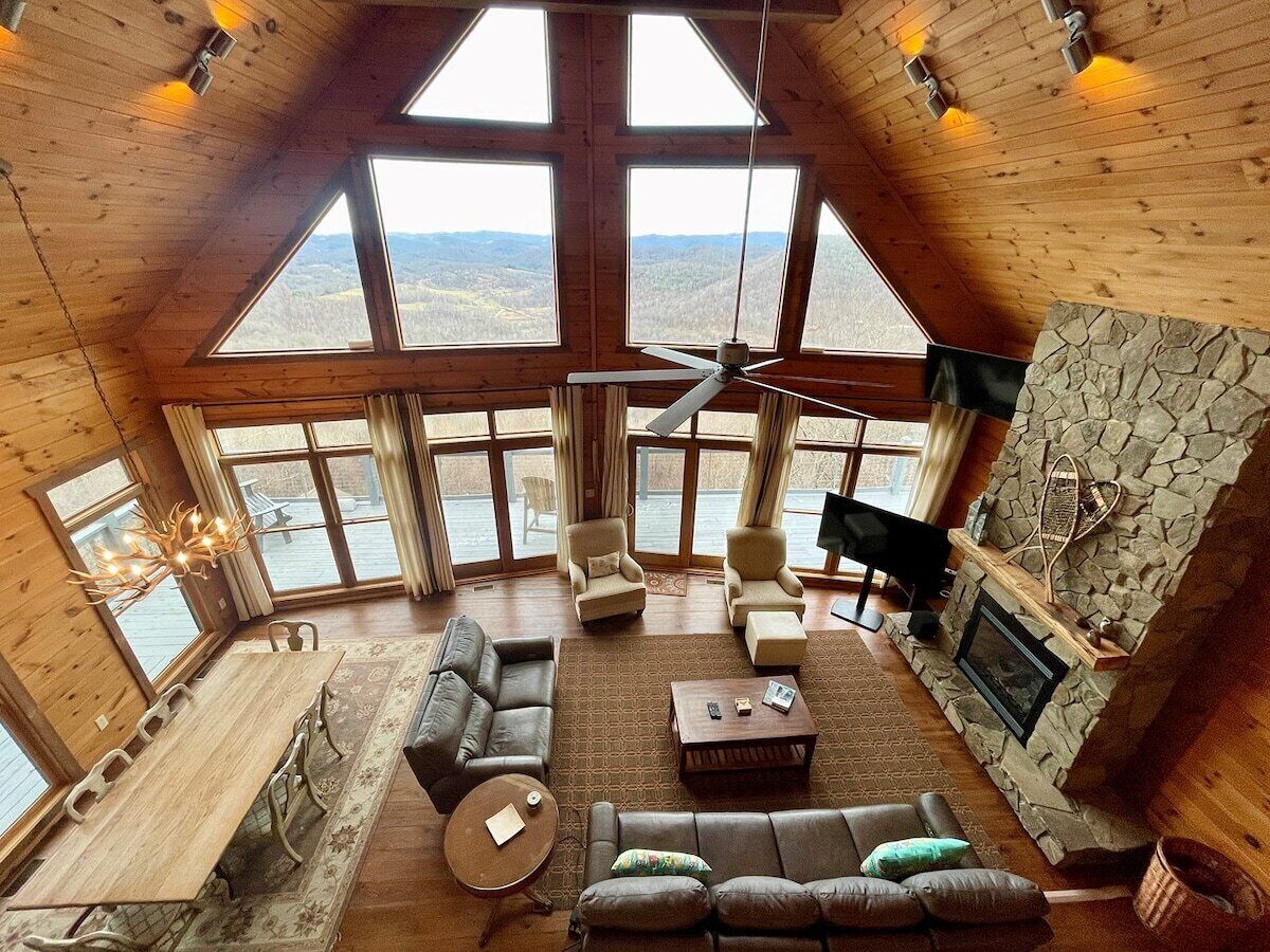 Owls View- Luxury Mountain Retreat, Theater, Hot Tub, Pool Table, Foosball, Long Range Vistas - West Jefferson, NC
