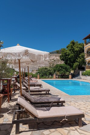 Piscina externa sazonal, funciona das 7h30 às 22h30, guarda-sóis