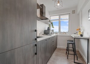 Apartamento Executivo | Cozinha privada | Um frigorífico/congelador grande, um micro-ondas 