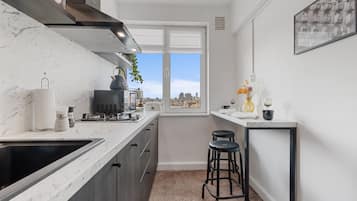 Apartamento Executivo | Cozinha privada | Um frigorífico/congelador grande, um micro-ondas