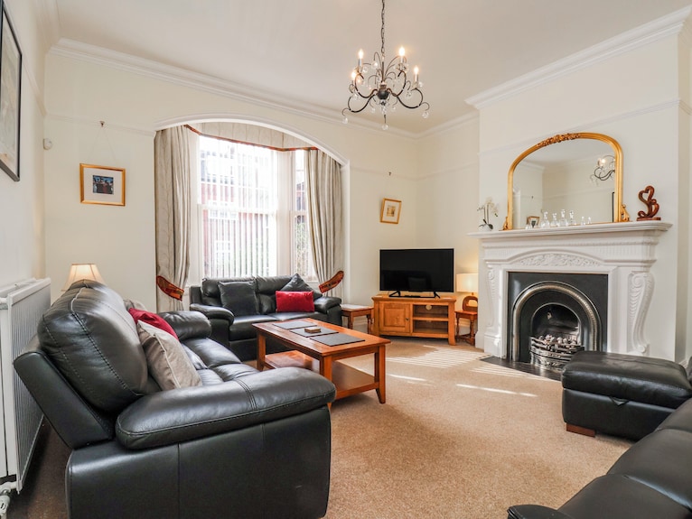 50 West Street Edelweiss, Pet Friendly, With A Garden In Scarborough - North Yorkshire