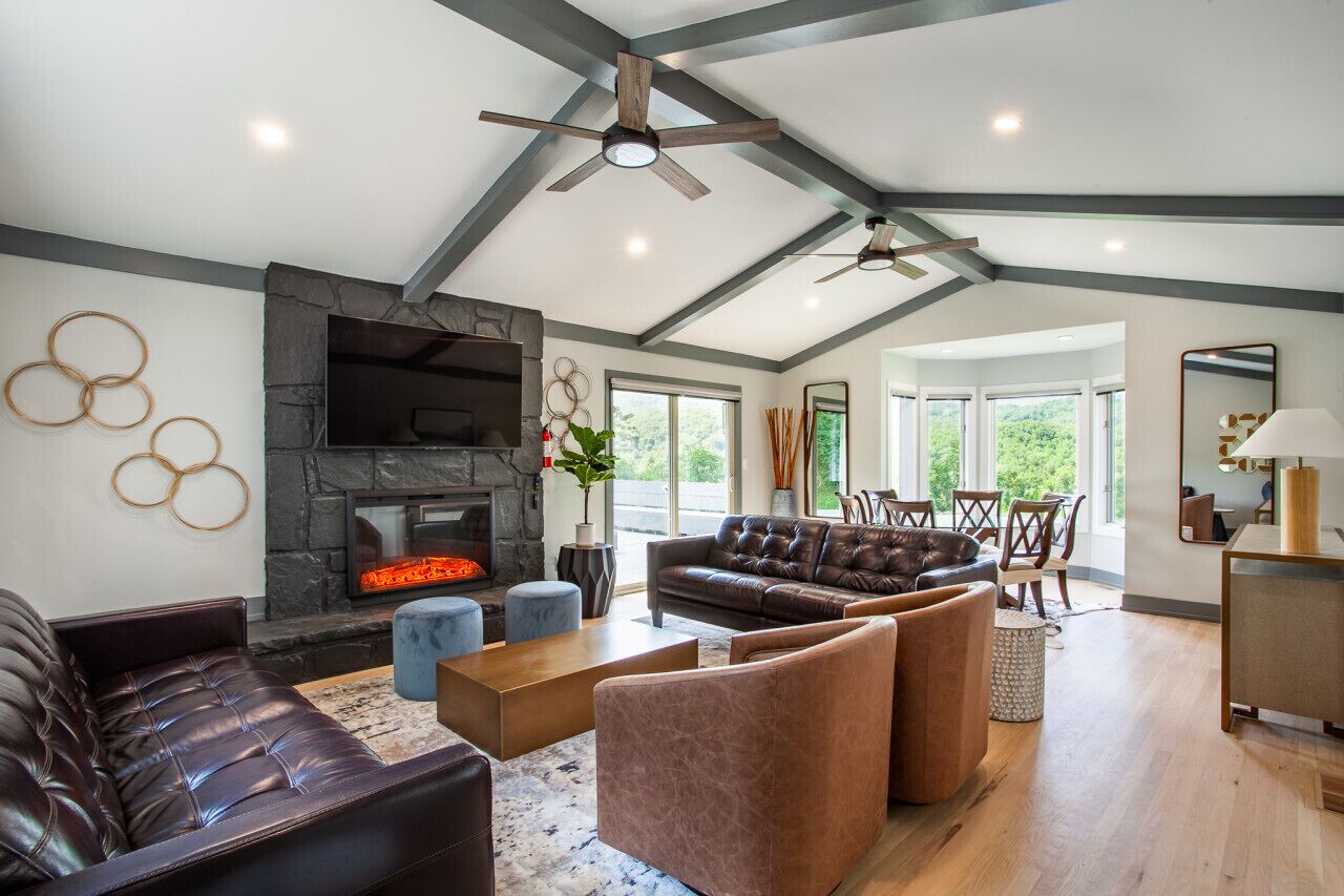 Scenic Mountain Retreat W/ Hot Tub, Sauna & Private Decks - Gatlinburg, TN