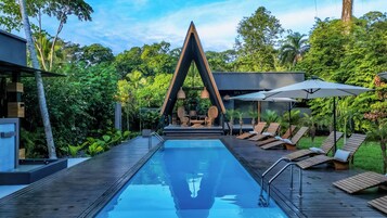 Piscina externa, funciona das 8h às 22h, guarda-sóis, espreguiçadeiras