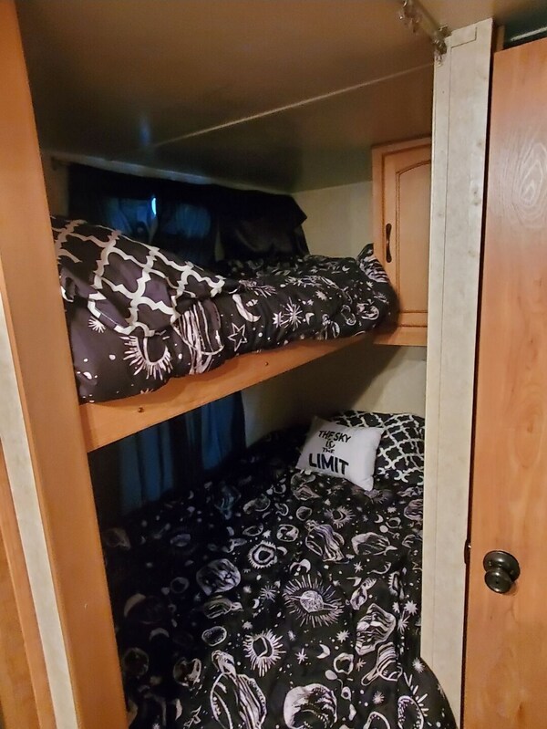 Camper Sleeps 6 Nestled In A Wooded Area. Pet Friendly, Fire Pit, Spacious - ジョージア州