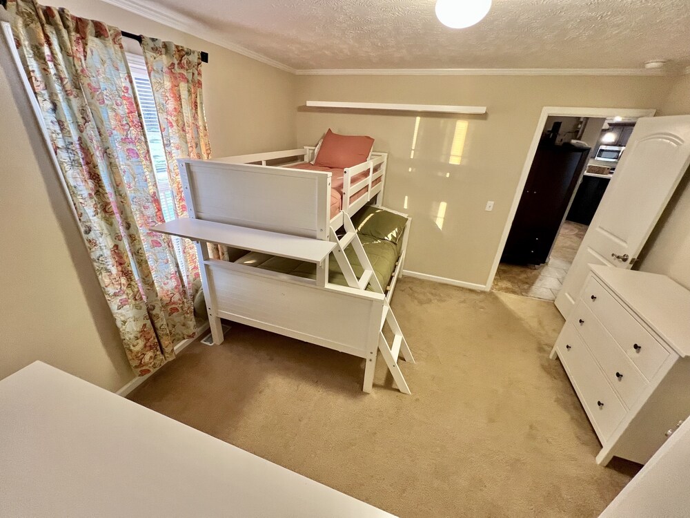 NetZero 3 Bedroom Farmhouse on Blue Ridge Parkway Reviews, Deals ...