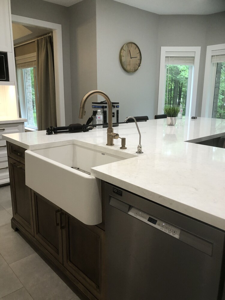 Mansion in Springwater, 10 min to lake Simcoe and 20 min to Allenwood ...