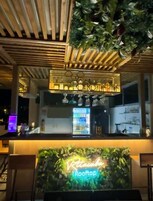 Com vista para o oceano, serve almoços, jantares e happy hour 