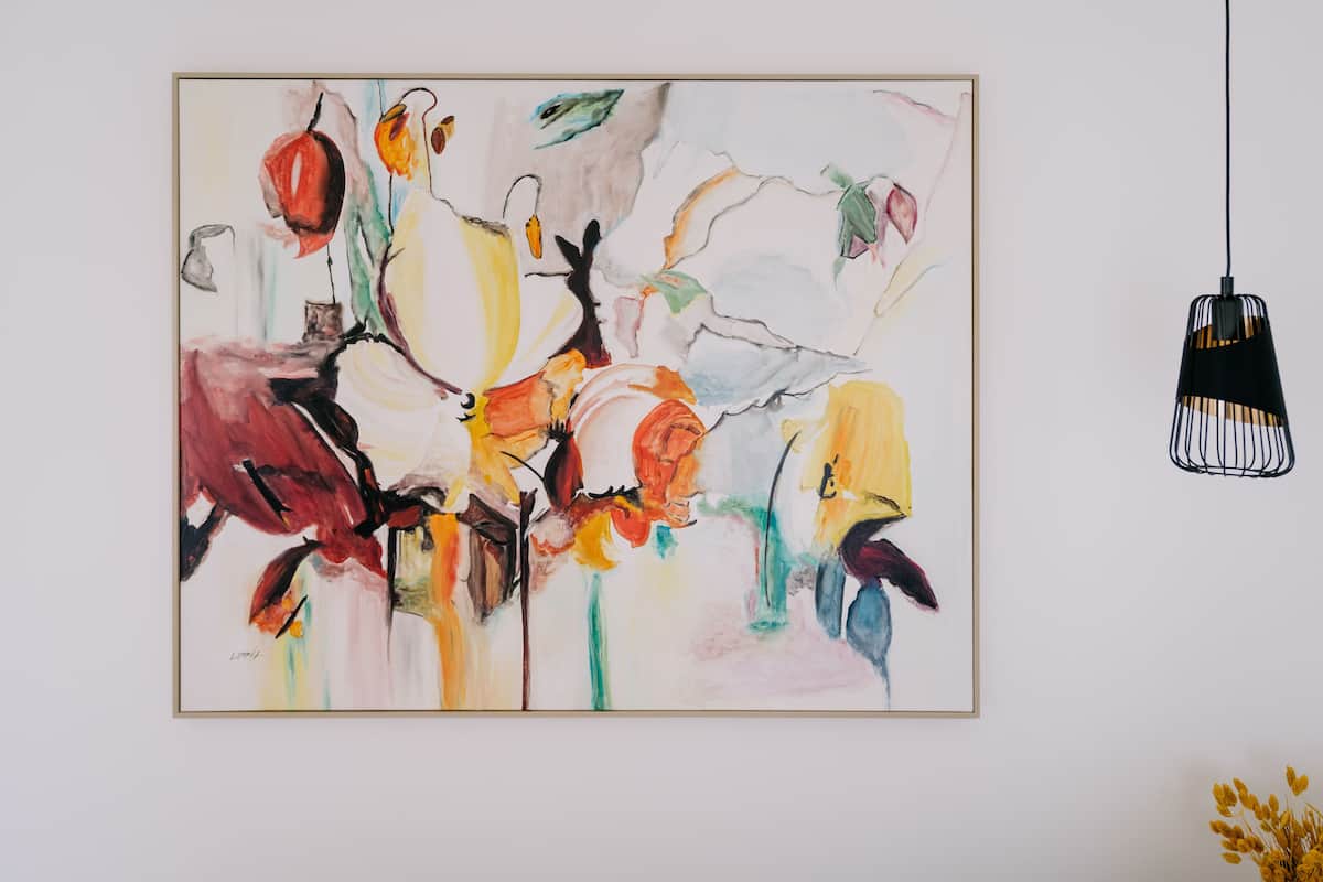 Pintura abstrata emoldurada em uma parede.