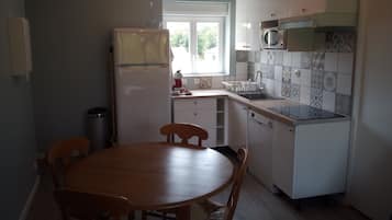 Apartamento básico, 1 cama Queen e sofá-cama | Cozinha privada | Micro-ondas, máquina de café expresso, cafeteira/chaleira