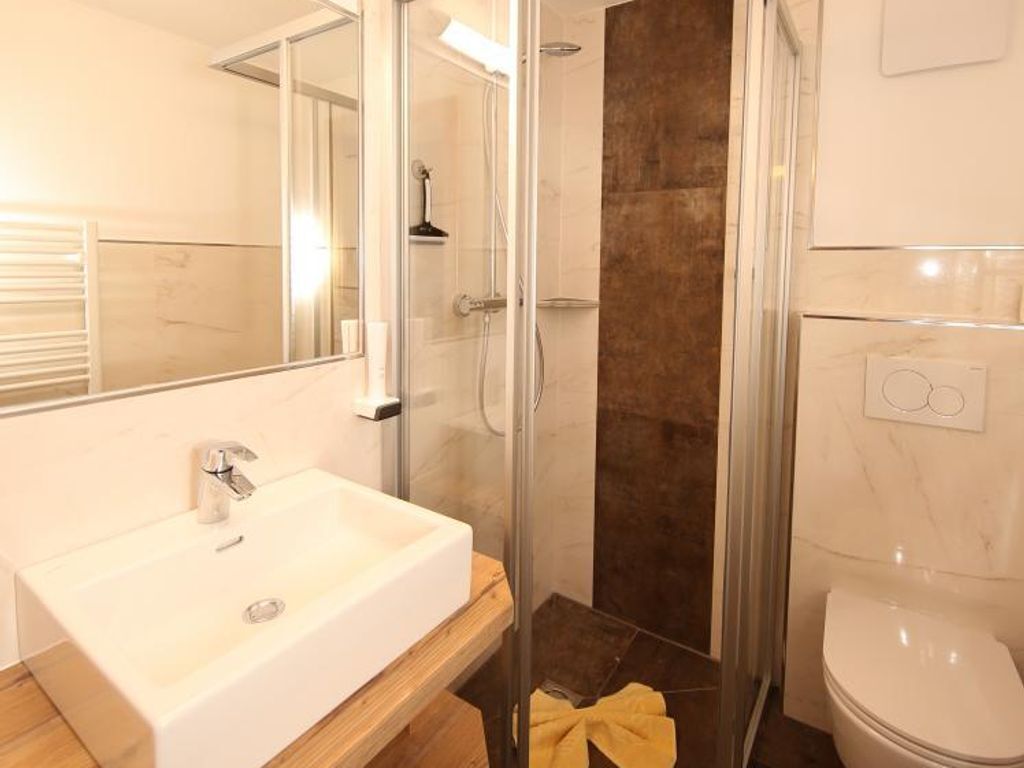 App. 8 - Wohn-/schlafraum, Dusche, Wc - Hotel Appartement Hochkönig - 