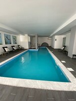 Piscina interna, piscina externa sazonal, guarda-sóis, espreguiçadeiras