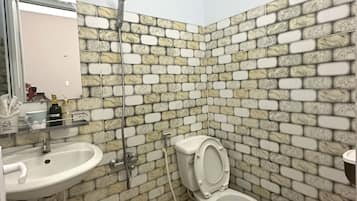Quarto Familiar, 2 camas de casal | Casa de banho | Um polibã, toalhas fornecidas