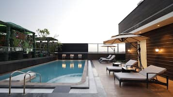 Piscina exterior, guarda-sóis, espreguiçadeiras