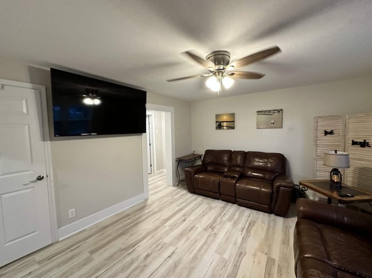 Newly Remodeled Threebedroom, Twobath Home Within Walking Distance Of The Park And Keyesport Boat Ramp On Carlyle Lake. Enjoy A Full Kitchen With Stainless Steel Appliances And A Large, Comfortable Living Room. - Illinois