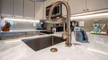 Apartamento de Luxo em Condomínio Fechado | Cozinha privada | Um frigorífico/congelador grande, um micro-ondas, um forno