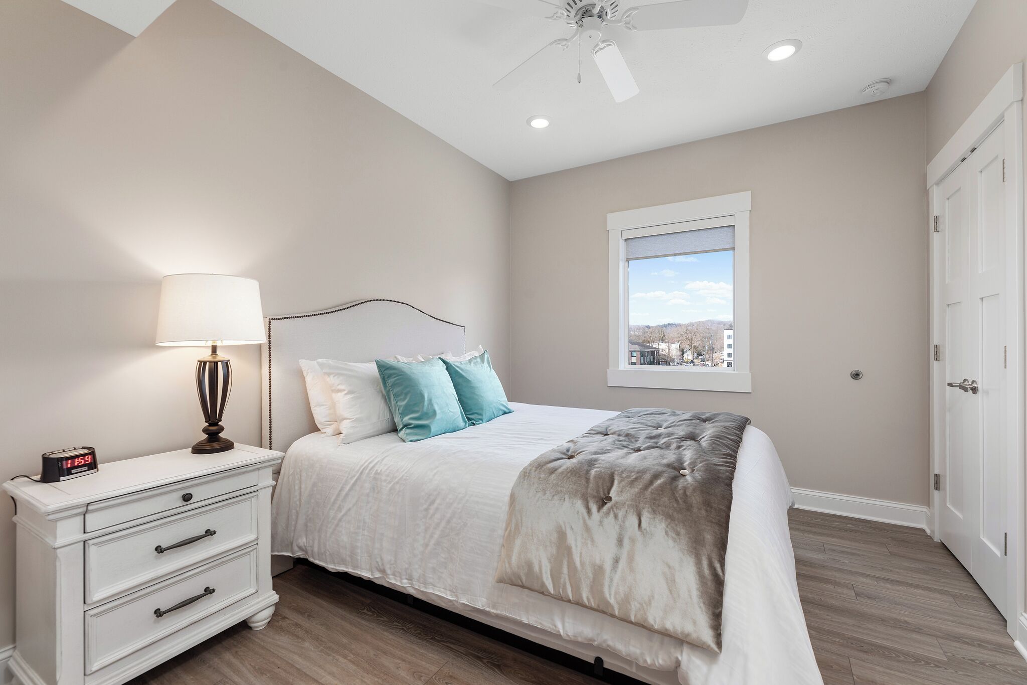 Com decoração personalizada, com mobília individualizada 