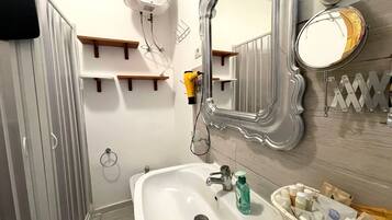 Apartamento Exclusivo | Casa de banho | Um polibã, artigos de higiene pessoal grátis, um secador de cabelo