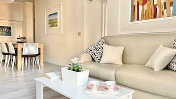 Apartamento Exclusivo | Sala de estar | Televisor de ecrã plano de 32 polegadas com canais por cabo, televisor