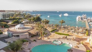 2 piscinas exteriores, guarda-sóis, espreguiçadeiras 