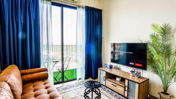 Apartamento Superior | Sala de estar | Smart TV de 42 polegadas com canais por cabo 