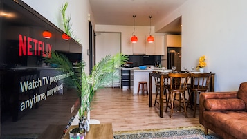 Apartamento Superior | Cozinha privada | Um frigorífico, um micro-ondas, uma placa de cozinha