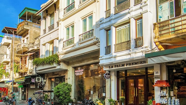 Um edifício de vários andares com uma fachada comercial chamada "La Palm Premier".