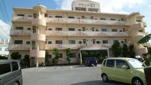 Um hotel de vários andares com fachada geométrica marcante e uma placa com a inscrição 