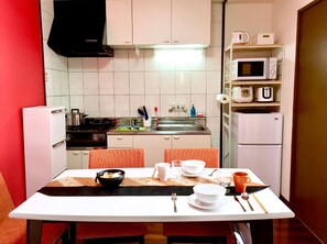 Apartamento básico | Área de estar | TV de tela plana 19 polegadas com canais via satélite