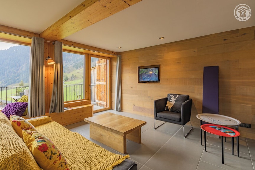 Un Nid Au Coeur Des Montagnes - Lac de la Girotte