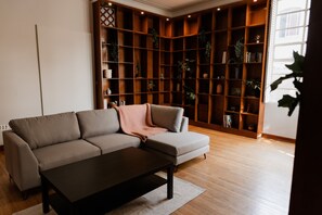 Quarto básico | Área de estar | TV 32 polegadas com canais a cabo