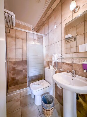 Quarto triplo standard, sacada, vista para o mar | Wi-Fi de cortesia, roupa de cama