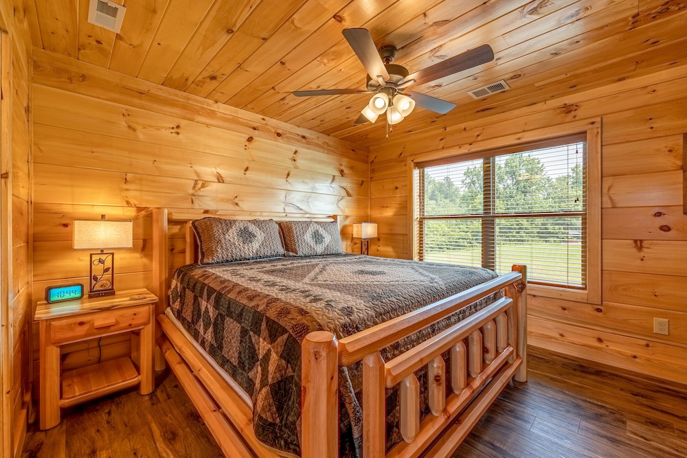 Free Tickets Huge Yard 2 Bed/2bath W/ Mtn Views, Hot Tub, Wifi, Arcade, Fire Pit - Cosby, TN