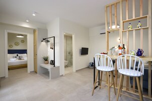 Quarto quádruplo luxo, 1 cama Queen e sofá-cama | Área de estar | Smart TV 32 polegadas com canais via satélite, TV