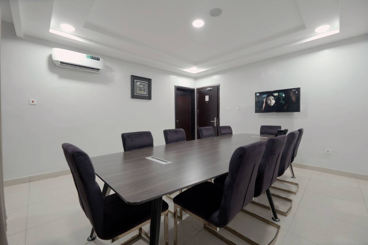 Quarto empresarial | Área de estar | TV LED 48 polegadas com canais de TV premium, TV, Netflix