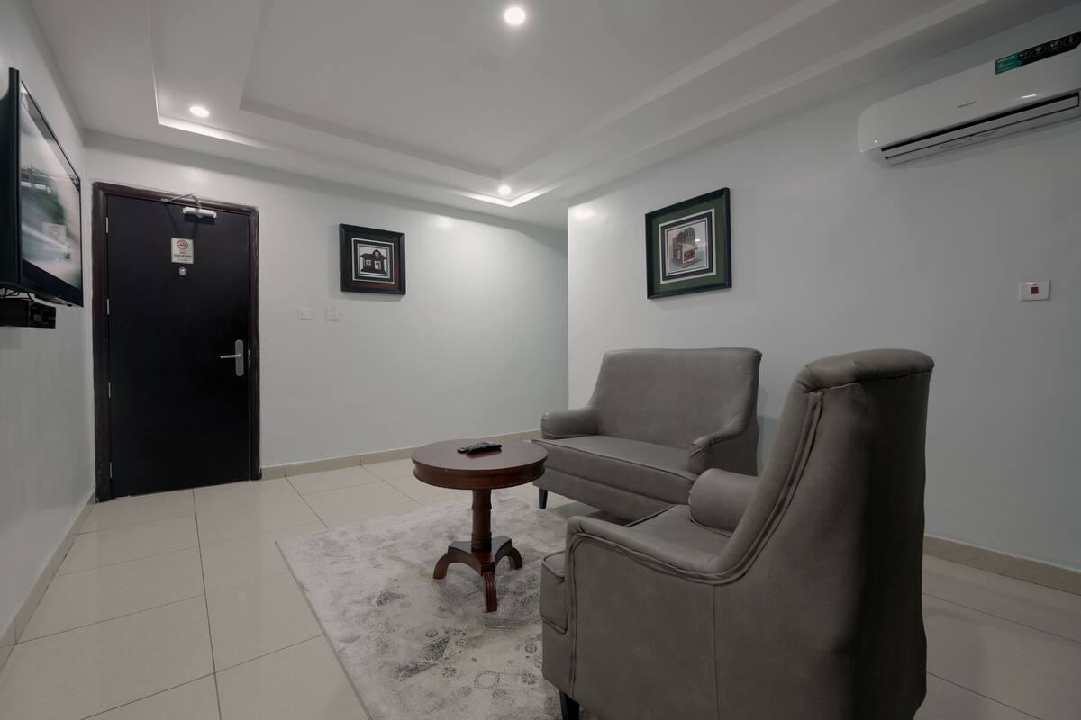 Quarto real | Área de estar | TV LED 48 polegadas com canais de TV premium, TV, Netflix