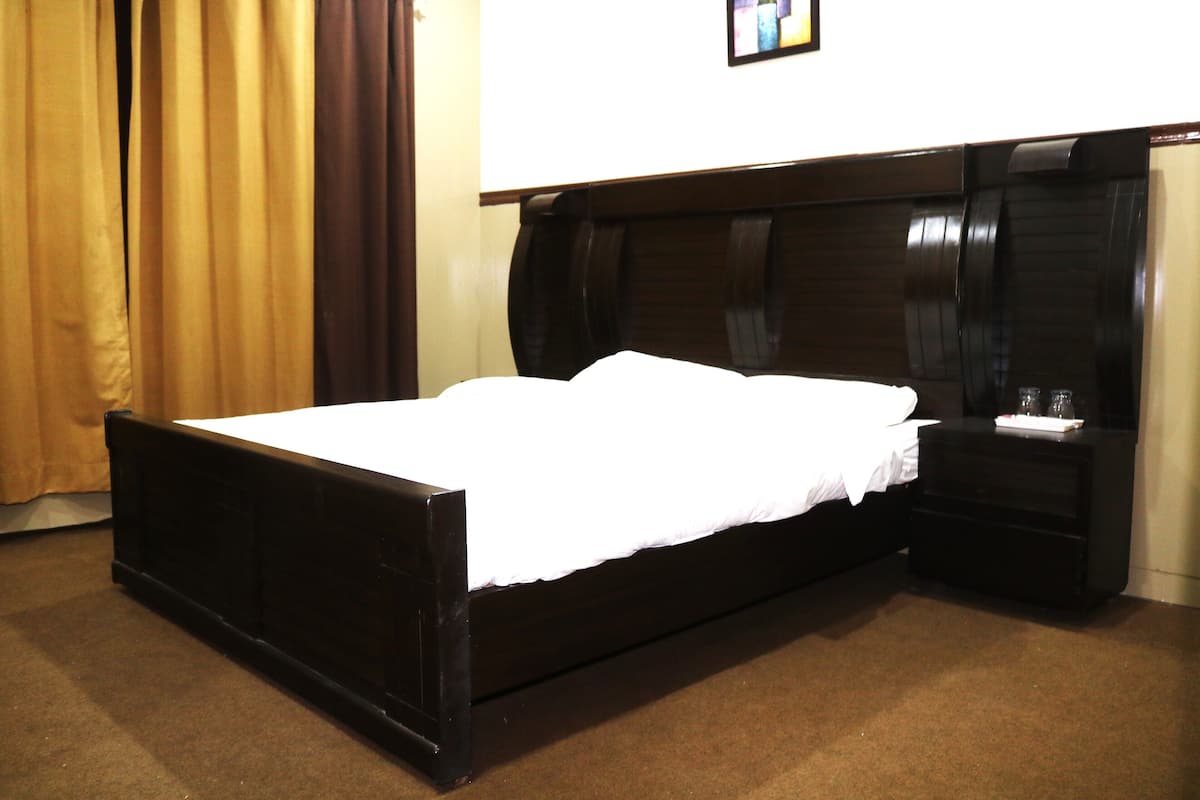 Quarto Duplo ou Twin Deluxe | Casa de banho | Um polibã, produtos de higiene exclusivos, toalhas fornecidas, sabão