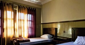 Quarto casal ou duplo luxo | Ferros/tábuas de passar roupa, Wi-Fi de cortesia, roupa de cama