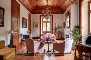 Área de estar no saguão