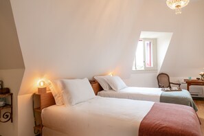 Quarto casal standard | Individualmente decorados, escrivaninha