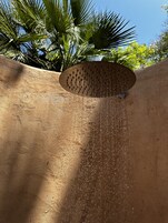 Uma estrutura de concreto com um elemento aquático.