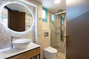 Apartamento luxo | Banheiro | Chuveiro, chuveiro com efeito de chuva, secador de cabelo, sabonete