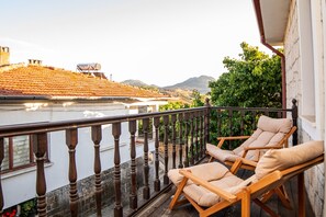 Apartamento design, 1 cama King e sofá-cama, vista para o pátio, no jardim | Vista da sacada