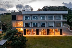 Fachada da propriedade à noite