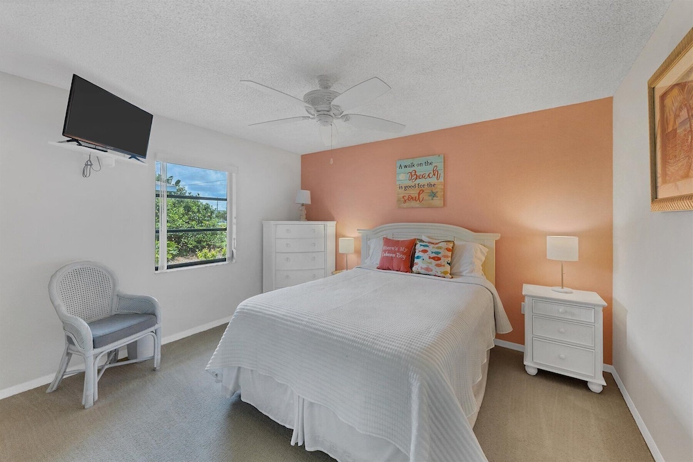 Waterfront Rotonda Pool Home - 305 Rotonda Circle - Englewood Beach, Englewood